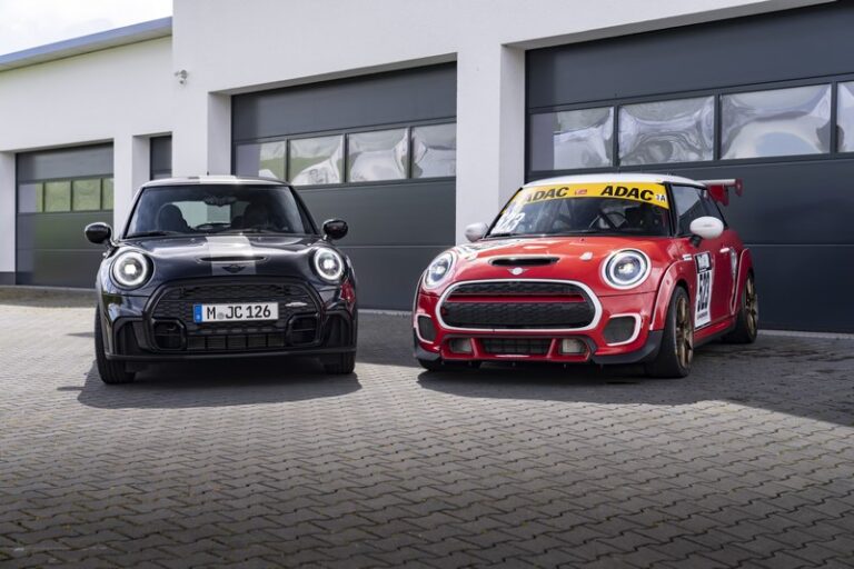 MINI John Cooper Works mit 6-Gang Schaltgetriebe von Bulldog Racing ...